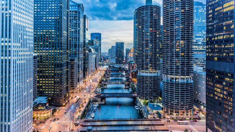 12 Pros & Cons Of Living In Chicago - Dollarsanity